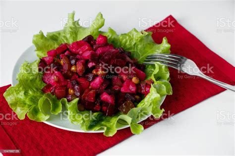 흰색 배경에 비네그레트 아름답게 제공되는 요리 접시에 사탕무를 곁들인 전통 러시아 야채 샐러드 0명에 대한 스톡 사진 및 기타 이미지 Istock