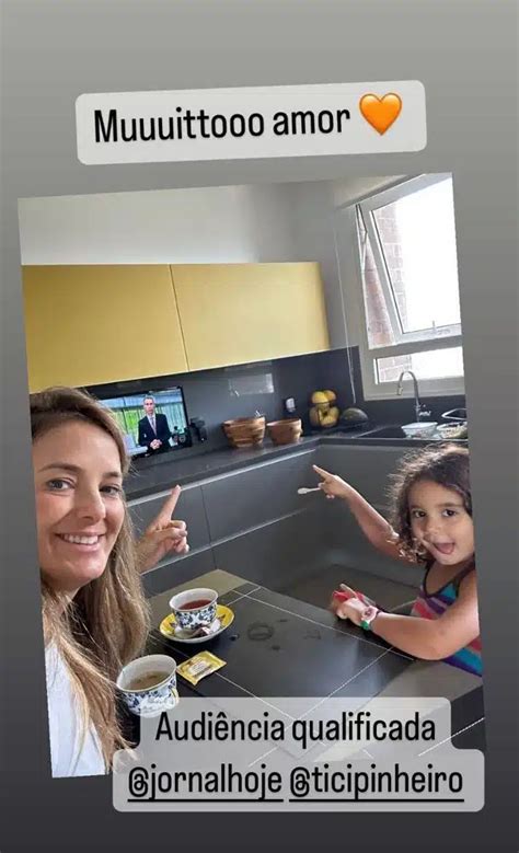 C Sar Tralli Mostra Tici E A Filha Na Cozinha Do Novo Apartamento