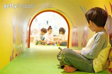 키즈카페 어린이 나이 유아교육 교육 유아교육 유치원 순수 스마트폰 이미지 Jv11996733 게티이미지뱅크