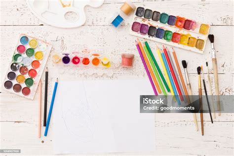 다채로운 페인트와 브러시에 최고 볼 수 있습니다 창의적인 아이디어 창의력 및 조기 교육입니다 교육 개념입니다 가정 생활에 대한 스톡 사진 및 기타 이미지 Istock