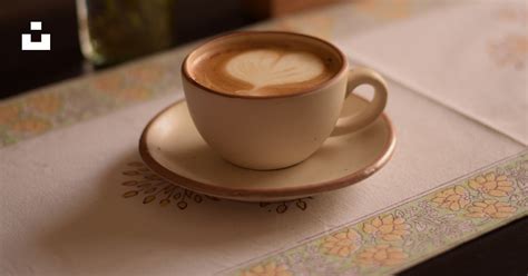 테이블 위의 접시에 커피 한 잔 사진 Unsplash의 무료 벵갈루루 이미지