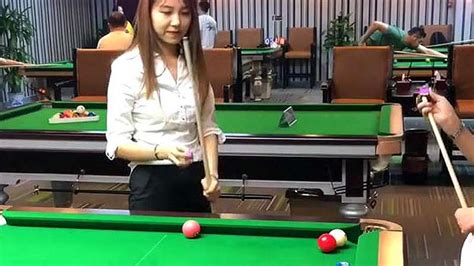 台球厅两位美女打台球，不仅人长得美，没想到球技也那么好！体育台球好看视频