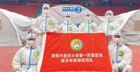 【抗疫日记】把党徽戴在胸前，将责任扛在肩上腾讯新闻
