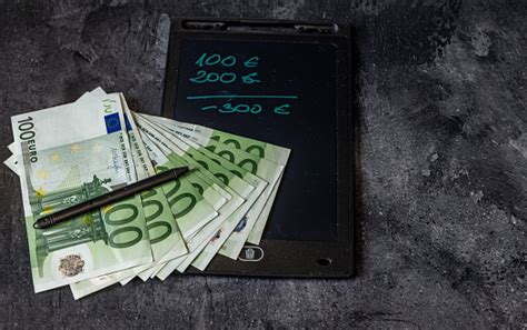 테이블 위의 유로 지폐 금융 비용 비용 계산기 비즈니스에 대한 스톡 사진 및 기타 이미지 비즈니스 유럽 연합 통화 집계 Istock