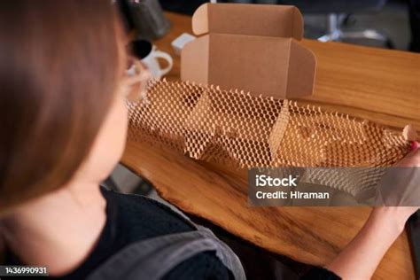 물류 중소 기업 및 여성 포장 전자 상거래 소포 상자 또는 패키지 또는 온라인 상점 직송 또는 스타트 업을 통한 배송 주문 제품 또는 상품을 포장하는 여성 판매자 또는