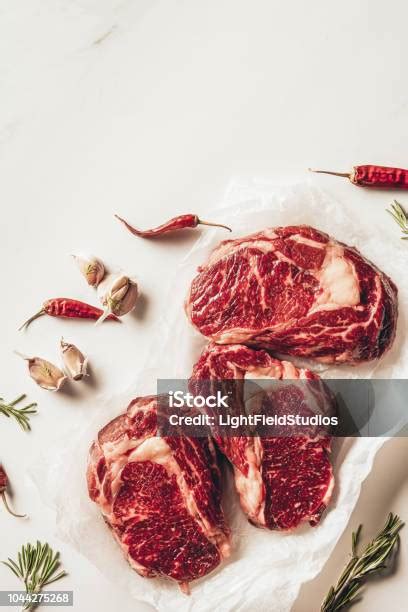 부엌에서 종이 제빵에 3 조각의 생고기 스테이크와 야채 평면도 고기에 대한 스톡 사진 및 기타 이미지 고기 날것 0명 Istock