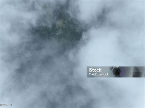 산에서 비가 오는 날씨 소나무 숲에 안개가 자욱하게 피어오른다 안개 낀 날 산 언덕에 있는 가문비나무 숲 나무의 항공 영상 아름다운 숲의 아침 안개 0명에 대한 스톡 사진