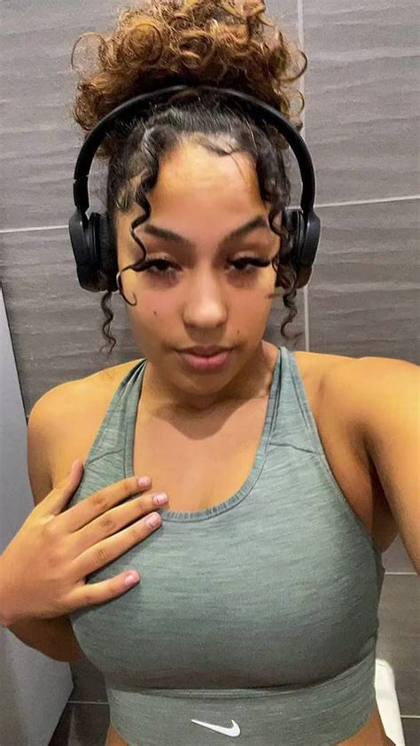 A Quick Pee At The Gym Scrolller