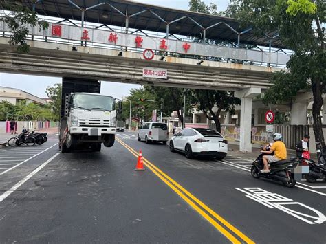 車斗未放下 貨車卡天橋翹孤輪 中華日報 中華新聞雲