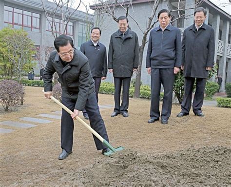 胡锦涛阔别34年后回乡不封路 市民夹道欢迎组图 青岛新闻网