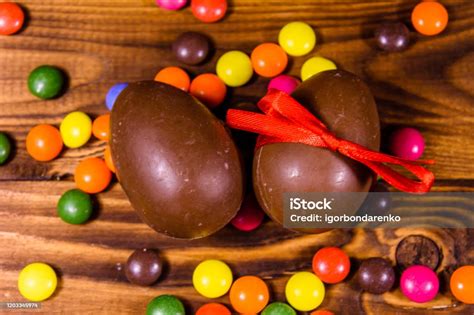 나무 테이블에 초콜릿 부활절 달걀과 여러 가지 빛깔의 사탕 0명에 대한 스톡 사진 및 기타 이미지 0명 4월 갈색 Istock