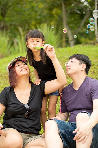 젊은 아시아판 여자아이 게임하기 불기 비눗방울 파크 접합 2015년에 대한 스톡 사진 및 기타 이미지 2015년 가족 남자 Istock