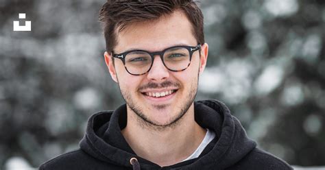 검은 안경테를 쓴 검은 까마귀를 입은 남자 사진 Unsplash의 무료 안경 이미지