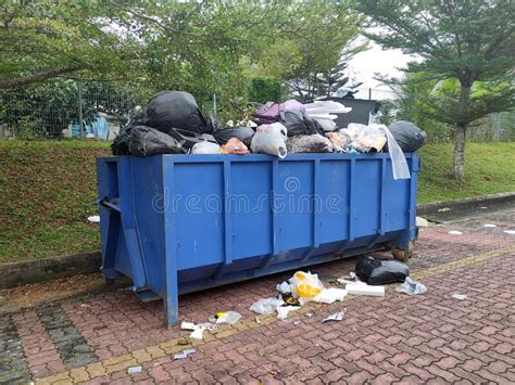 Riesige Abfallbehälter Zur Sammlung Von Müll Und Nicht Verwendetem Material Redaktionelles Bild