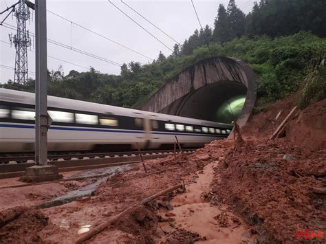 重走d2809次列车事故发生地 村民：雨连下了三周 桥墩护坡的土方三年没长草村民列车护坡新浪新闻