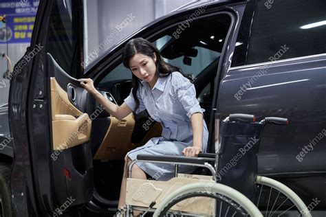 한국인 자동차정비소 정비소 자동차정비공 정비사 정비소 업무현장 자동차점검 장애인 장애 휠체어 이미지 Jv12499351 게티이미지뱅크