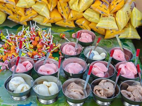 ဆားလင်းကြီးမြို့နယ်တွင် ရက်ရှည်စစ်ရှောင်စခန်းက ကလေးငယ်များကို ရေခဲမုန့်နှင့် မုန့်လှူဒါန်း