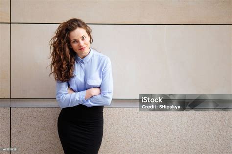 갈색 머리 웃는 여자 는 건물의 벽 근처에 서 카메라를 기대 갈색 머리에 대한 스톡 사진 및 기타 이미지 갈색 머리 거리