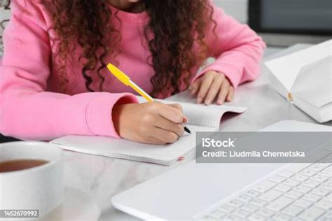 부엌에서 공부하는 현대 노트북을 가진 아프리카계 미국인 여성 원격 교육 가정 주방에 대한 스톡 사진 및 기타 이미지 가정 주방 가정의 방 공부 Istock