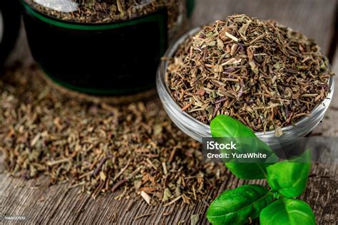 허브 드 프로방스 말린 허브 마요라나 로즈마리 타임 오레가노의 혼합물 구운 음식과 스튜와 함께 사용 0명에 대한 스톡 사진 및 기타 이미지 Istock