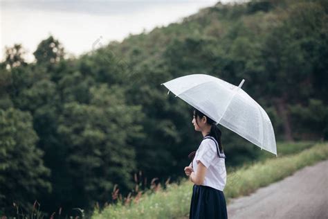 亚洲日本学校女孩服装的肖像看公园户外电影图片 包图网企业站