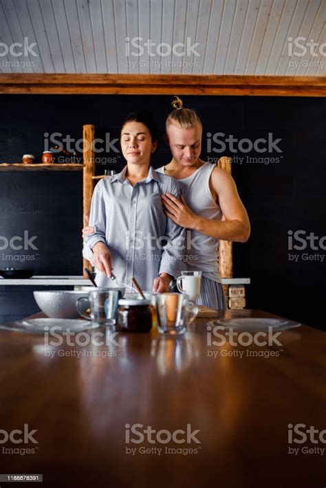 집에서 아침 식사를 준비하는 커플 여자와 남자는 함께 살고있다 2명에 대한 스톡 사진 및 기타 이미지 2명 가정 생활 가정 주방 Istock
