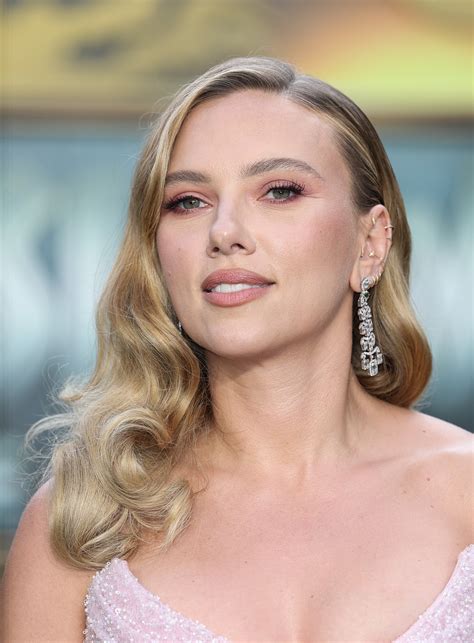 سكارليت جوهانسون بفستان جذاب في عرض فيلمها الأخير سينما وكالة رم