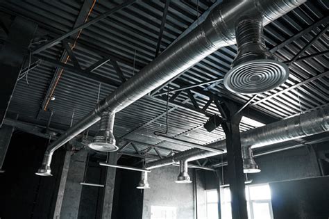 대형 건물의 천장에 환기 시스템입니다 새로운 건물 내부 천장에서 매달려 실버 연재 환기 파이프 강철에 대한 스톡 사진 및 기타 이미지 Istock