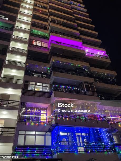 인도 델리에 있는 아파트의 고층 아파트 블록의 클로즈업 이미지는 인도 전통 조명 축제인 디왈리를 위한 여러 가지 빛깔의 요정