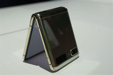 Review Samsung Galaxy Z Flip Ponsel Mahal Hanya Untuk Cewek