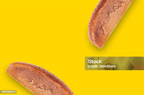 요리에 노란 싱크대와 테이블에 곡물을 가진 두 개의 사각형 전체 검은 빵 텍스트에 대 한 공간을 복사 합니다 최고의 볼 수