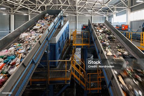 컨베이어는 재활용 공장에서 쓰레기와 빈 플랫폼을 운반합니다 쓰레기에 대한 스톡 사진 및 기타 이미지 쓰레기 재활용 폐기물 처리 Istock