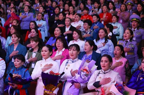 Хилчин эмэгтэйчүүд Соёлын төв өргөөнд чуулж байна