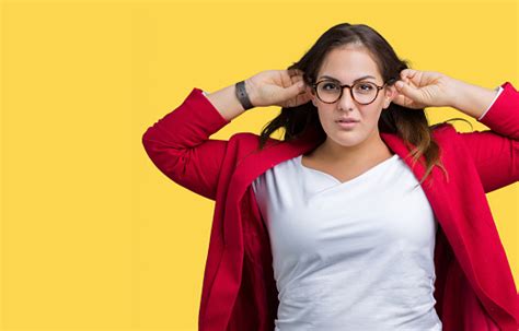 크기 젊은 비즈니스 우먼 플러스 아름 다운 손가락 재미 있은 제스처와 배경 미소 당기 귀 고립에 우아한 자 켓과 안경을 착용 오디션 문제 갈색 머리에 대한 스톡 사진 및