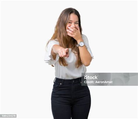 격리를 통해 젊은 아름 다운 갈색 머리 비즈니스 여자 배경 당신의 입 부 끄 러운 식 이상 손가락 손으로 카메라를 가리키는 웃음 가리키기에 대한 스톡 사진 및 기타 이미지