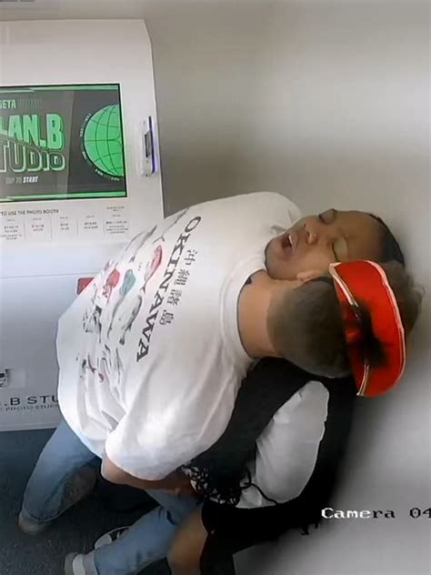 한국에 있는 외국인 유학생들이 공공장소에서 음란한 짓을 저지른다 백인 남자친구는 그녀를 성적 욕망을 발산하는 도구로 삼아 그녀의 입에 세게 삽입하고 사정한다 두 커플