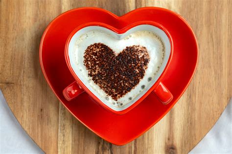 침대에 뜨거운 음료로 가득 찬 하트 모양의 컵 발렌타인 데이 또는 신혼 여행에 대한 개념 플랫 레이 가정의 방에 대한 스톡 사진 및 기타 이미지 Istock