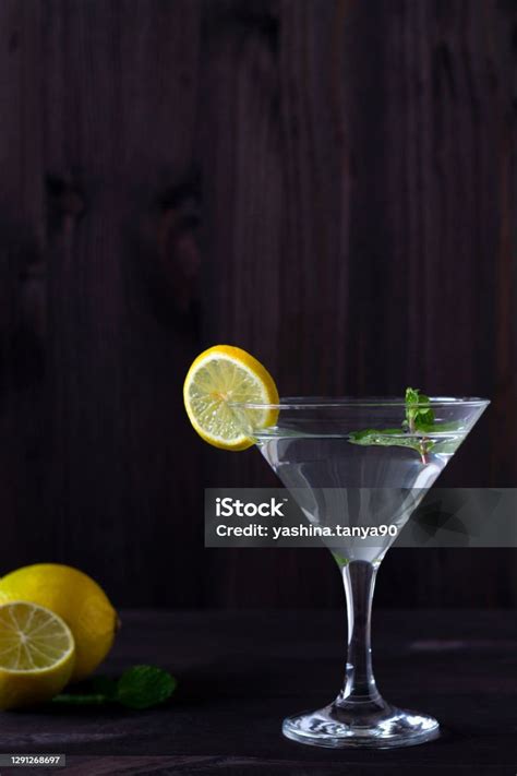 블랙 배경에 칵테일과 얼음마티니 유리 나무 테이블에 라임과 녹색 민트칵테일 마가리타 복사 공간을 복사합니다 알코올 음료 수직 0명에 대한 스톡 사진 및 기타 이미지 Istock