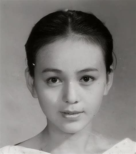 54岁王琳泪诉婚姻失败，儿子一巴掌打出血，却仍放不下他