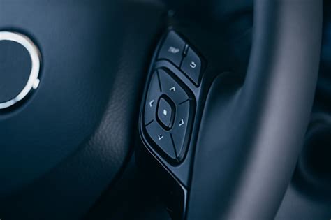 다기능 버튼이 있는 모던 블랙 스티어링 휠을 클로즈업한 통합 스테레오 컨트롤은 차량의 빠른 제어 기술을 밀어넣습니다 가죽에 대한 스톡 사진 및 기타 이미지 Istock