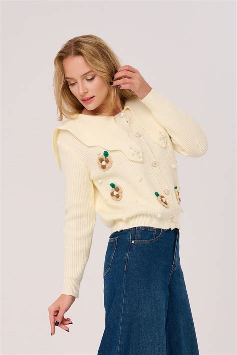 Sweter Nicole Ecru Kołnierz Beżowe Kwiatki Chellena