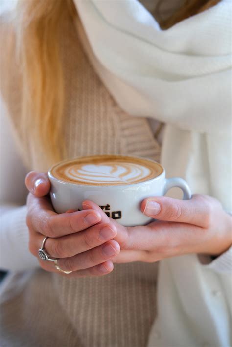 여자가 흰색 컵을 들고 · 무료 스톡 사진