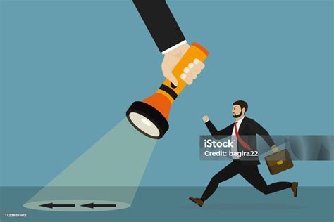 비즈니스 코치 또는 교사의 손에 손전등 빛의 광선은 바닥과 화살표를 향합니다 핸드 헬드 전기 손전등은 올바른 비즈니스 방법을