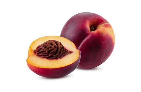 매끄러운 피부 전체 넥타린과 텍스트 또는 이미지에 대한 복사 공간이흰색 배경에 분리 된 커널이있는 반쪽 클로즈업 샷 건강한 생활방식에 대한 스톡 사진 및 기타 이미지