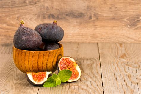 둥근 나무로 되는 판에 있는 신선한 무화과 과일을 전부 그리고 자른다 건강관리와 의술에 대한 스톡 사진 및 기타 이미지 건강
