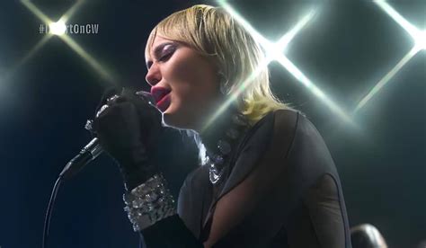 Miley Cyrus Rocked The 2020 Iheart Festival With A Cover Of Heart Of
