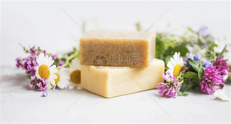 含有基本油和药用植物提取物手工制作天然肥皂高清图片下载 正版图片503557839 摄图网