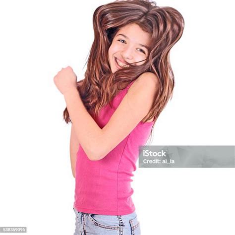 아름다운 젊은 비탄 와 함께 있는 여자아이 브래킷 On 이 흰색 T 셔츠에 대한 스톡 사진 및 기타 이미지 T 셔츠 가냘픈 귀여운 Istock