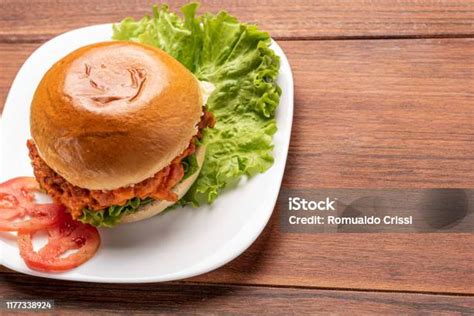 나무 배경에 흰색 접시에 양상추와 토마토를 곁들인 홈메이드 치즈버거 0명에 대한 스톡 사진 및 기타 이미지 0명 고기