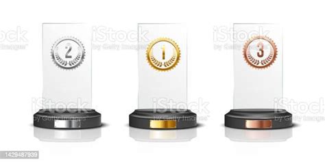 글래스는 사실적인 벡터 일러스트레이션을 수여합니다 황금 은메달 동메달을 획득한 크리스탈 상은 흰색 배경에 3d 고립된 클립 아트입니다 대회 우승자 보상 트로피 디자인 요소